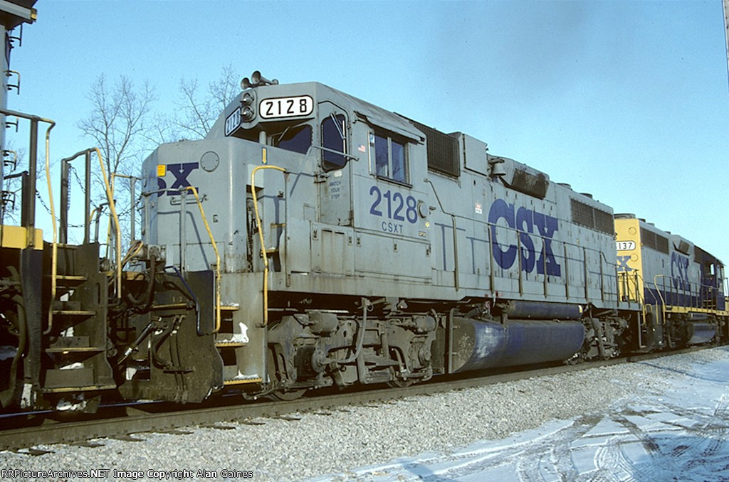 CSX GP38 2128
